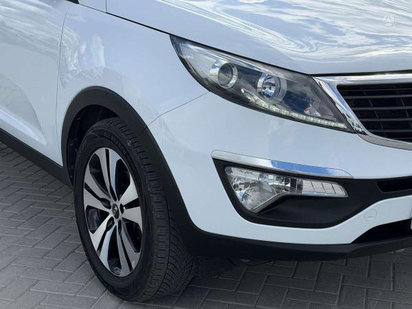 White Kia Sportage 2013 in Taurage, with an engine capacity of 1.69 L and mileage of 233 thousand km for 6400 €, photo 4 on AUTOMOTO.COM.LV
