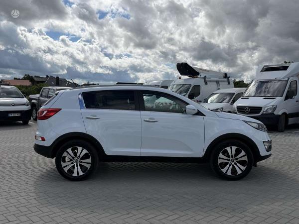 White Kia Sportage 2013 in Taurage, with an engine capacity of 1.69 L and mileage of 233 thousand km for 6400 €, photo 6 on AUTOMOTO.COM.LV