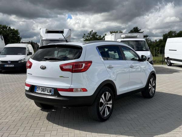White Kia Sportage 2013 in Taurage, with an engine capacity of 1.69 L and mileage of 233 thousand km for 6400 €, photo 7 on AUTOMOTO.COM.LV