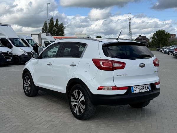 White Kia Sportage 2013 in Taurage, with an engine capacity of 1.69 L and mileage of 233 thousand km for 6400 €, photo 8 on AUTOMOTO.COM.LV
