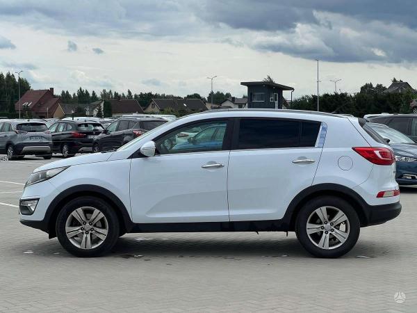 White Kia Sportage 2013 in Taurage, with an engine capacity of 1.69 L and mileage of 273 thousand km for 5600 €, photo 4 on AUTOMOTO.COM.LV