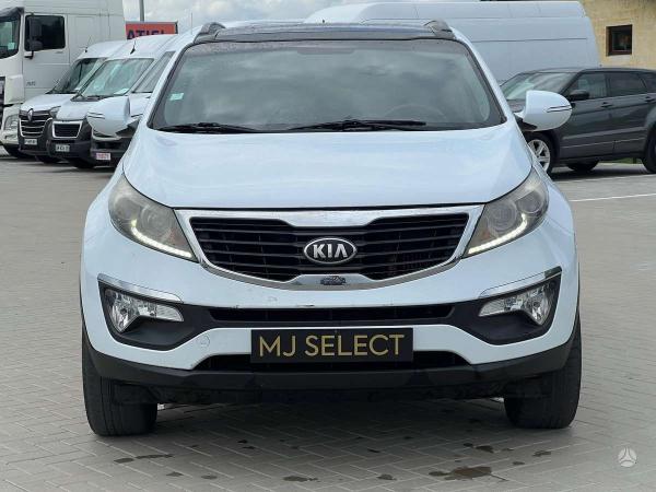 White Kia Sportage 2013 in Taurage, with an engine capacity of 1.69 L and mileage of 273 thousand km for 5600 €, photo 6 on AUTOMOTO.COM.LV
