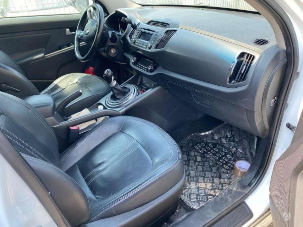 White Kia Sportage 2013 in Panevezys, with an engine capacity of 1.69 L and mileage of 147 thousand km for 3100 €, photo 6 on AUTOMOTO.COM.LV