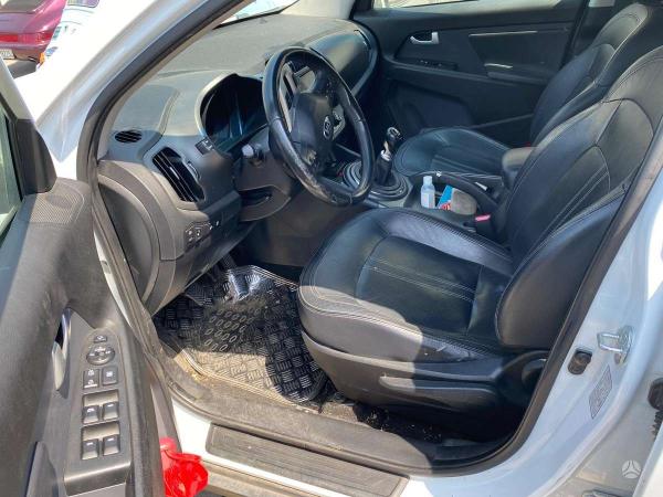 White Kia Sportage 2013 in Panevezys, with an engine capacity of 1.69 L and mileage of 147 thousand km for 3100 €, photo 7 on AUTOMOTO.COM.LV