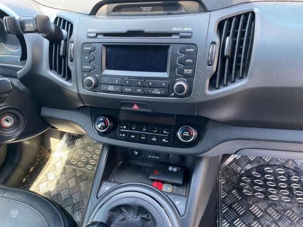 White Kia Sportage 2013 in Panevezys, with an engine capacity of 1.69 L and mileage of 147 thousand km for 3100 €, photo 9 on AUTOMOTO.COM.LV