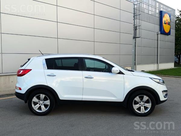 White Kia Sportage 2013 in Ogre, with an engine capacity of 1.70 L and mileage of 320 thousand km for 6200 €, photo 3 on AUTOMOTO.COM.LV