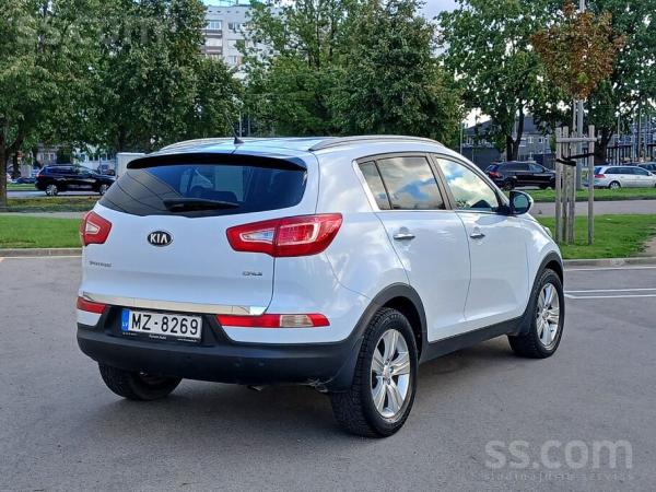 White Kia Sportage 2013 in Ogre, with an engine capacity of 1.70 L and mileage of 320 thousand km for 6200 €, photo 4 on AUTOMOTO.COM.LV