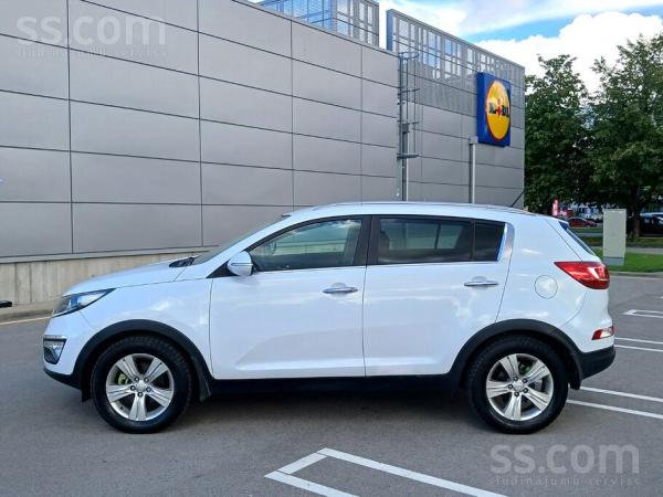 White Kia Sportage 2013 in Ogre, with an engine capacity of 1.70 L and mileage of 320 thousand km for 6200 €, photo 6 on AUTOMOTO.COM.LV