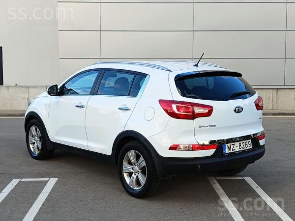 White Kia Sportage 2013 in Ogre, with an engine capacity of 1.70 L and mileage of 320 thousand km for 6200 €, photo 7 on AUTOMOTO.COM.LV