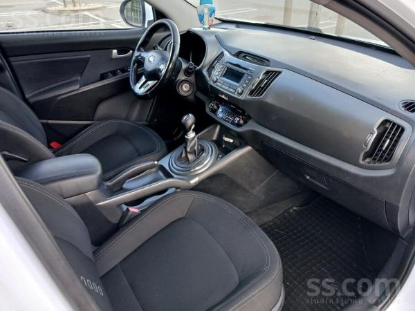 White Kia Sportage 2013 in Ogre, with an engine capacity of 1.70 L and mileage of 320 thousand km for 6200 €, photo 10 on AUTOMOTO.COM.LV