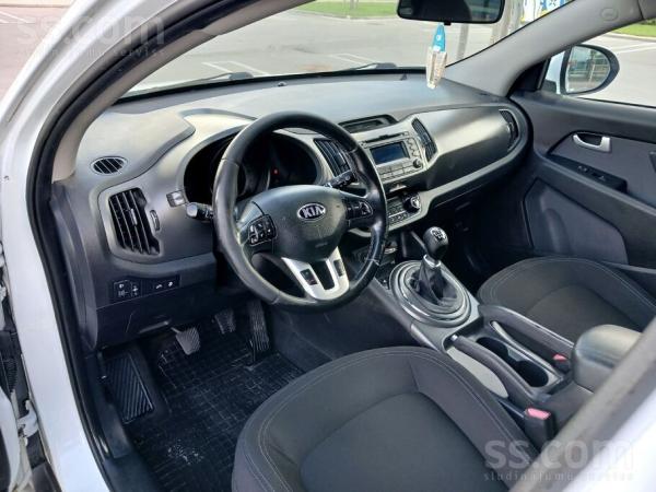 White Kia Sportage 2013 in Ogre, with an engine capacity of 1.70 L and mileage of 320 thousand km for 6200 €, photo 11 on AUTOMOTO.COM.LV