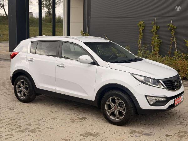 White Kia Sportage 2013 in Vilnius, with an engine capacity of 1.69 L and mileage of 144 thousand km for 8250 €, photo 5 on AUTOMOTO.COM.LV