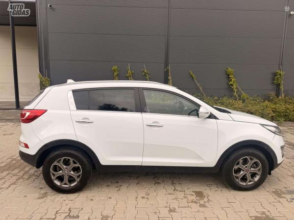 White Kia Sportage 2013 in Vilnius, with an engine capacity of 1.70 L and mileage of 144 thousand km for 8250 €, photo 4 on AUTOMOTO.COM.LV