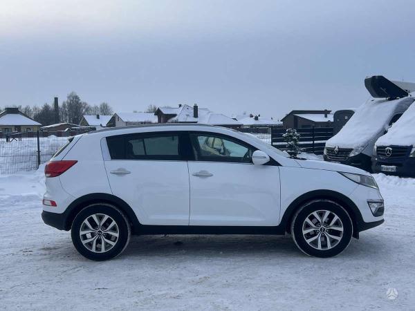 White Kia Sportage 2014 in Taurage, with an engine capacity of 1.69 L and mileage of 220 thousand km for 7300 €, photo 6 on AUTOMOTO.COM.LV