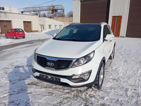 White Kia Sportage 2014 in Alytus, with an engine capacity of 1.69 L and mileage of 240 thousand km for 6700 €, photo 1 on AUTOMOTO.COM.LV