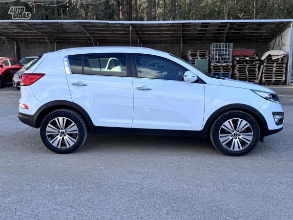 White Kia Sportage 2014 in Vilnius, with an engine capacity of 1.70 L and mileage of 177 thousand km for 9650 €, photo 5 on AUTOMOTO.COM.LV