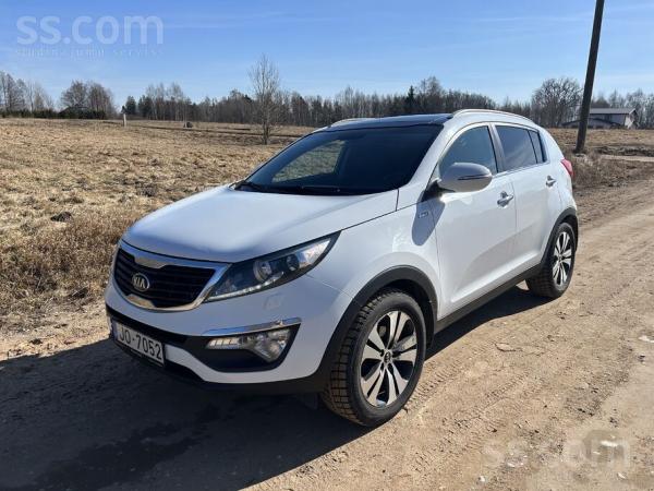 White Kia Sportage 2014 in Kuldiga, with an engine capacity of 2.00 L and mileage of 322 thousand km for 6200 €, photo 1 on AUTOMOTO.COM.LV