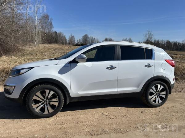 White Kia Sportage 2014 in Kuldiga, with an engine capacity of 2.00 L and mileage of 322 thousand km for 6200 €, photo 2 on AUTOMOTO.COM.LV