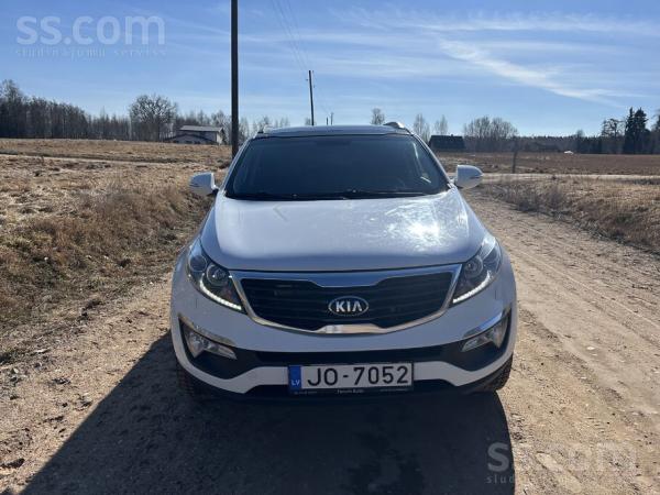 White Kia Sportage 2014 in Kuldiga, with an engine capacity of 2.00 L and mileage of 322 thousand km for 6200 €, photo 3 on AUTOMOTO.COM.LV