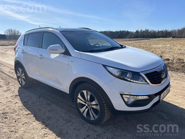White Kia Sportage 2014 in Kuldiga, with an engine capacity of 2.00 L and mileage of 322 thousand km for 6200 €, photo 4 on AUTOMOTO.COM.LV