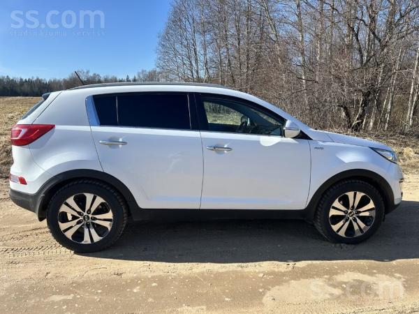 White Kia Sportage 2014 in Kuldiga, with an engine capacity of 2.00 L and mileage of 322 thousand km for 6200 €, photo 5 on AUTOMOTO.COM.LV