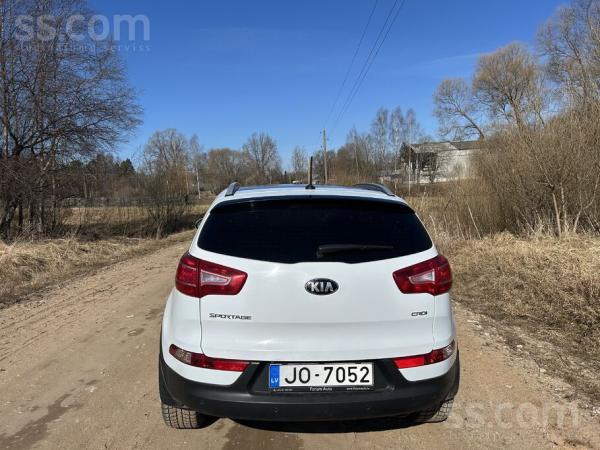 White Kia Sportage 2014 in Kuldiga, with an engine capacity of 2.00 L and mileage of 322 thousand km for 6200 €, photo 6 on AUTOMOTO.COM.LV