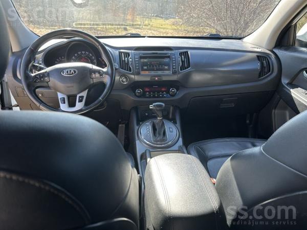 White Kia Sportage 2014 in Kuldiga, with an engine capacity of 2.00 L and mileage of 322 thousand km for 6200 €, photo 7 on AUTOMOTO.COM.LV