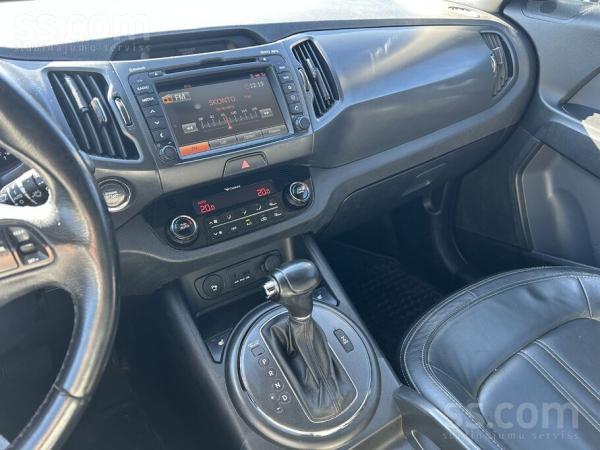White Kia Sportage 2014 in Kuldiga, with an engine capacity of 2.00 L and mileage of 322 thousand km for 6200 €, photo 8 on AUTOMOTO.COM.LV