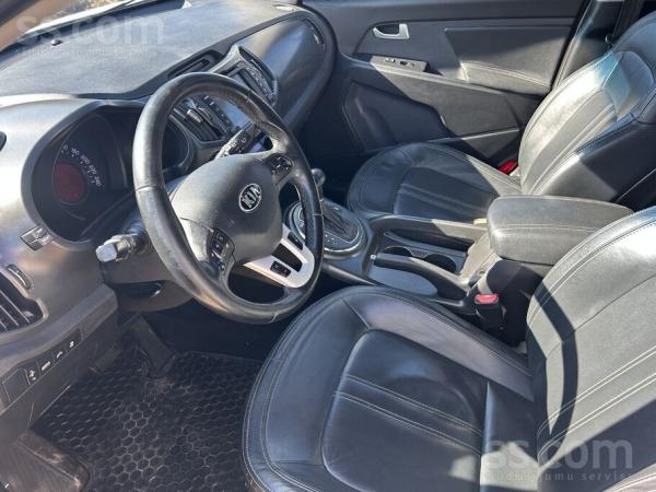 White Kia Sportage 2014 in Kuldiga, with an engine capacity of 2.00 L and mileage of 322 thousand km for 6200 €, photo 9 on AUTOMOTO.COM.LV