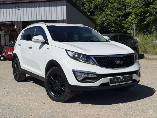 White Kia Sportage 2014 in Siauliai, with an engine capacity of 2.00 L and mileage of 198 thousand km for 8850 €, photo 1 on AUTOMOTO.COM.LV