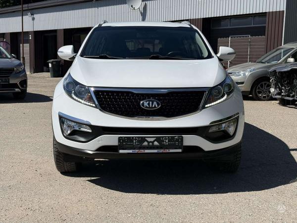White Kia Sportage 2014 in Siauliai, with an engine capacity of 2.00 L and mileage of 198 thousand km for 8850 €, photo 3 on AUTOMOTO.COM.LV