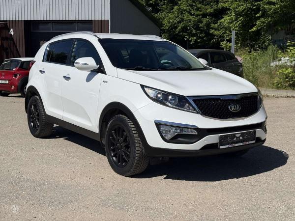 White Kia Sportage 2014 in Siauliai, with an engine capacity of 2.00 L and mileage of 198 thousand km for 8850 €, photo 5 on AUTOMOTO.COM.LV