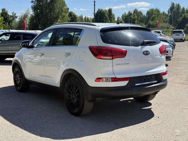 White Kia Sportage 2014 in Siauliai, with an engine capacity of 2.00 L and mileage of 198 thousand km for 8850 €, photo 6 on AUTOMOTO.COM.LV