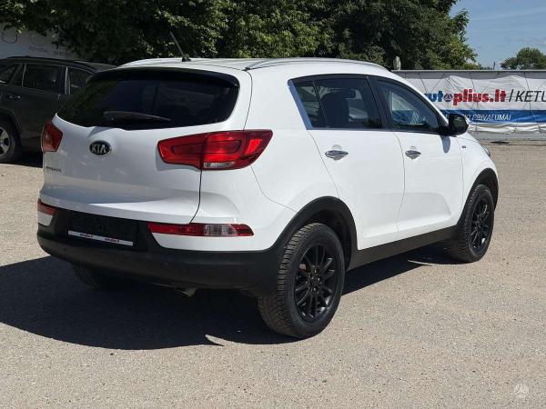 White Kia Sportage 2014 in Siauliai, with an engine capacity of 2.00 L and mileage of 198 thousand km for 8850 €, photo 7 on AUTOMOTO.COM.LV