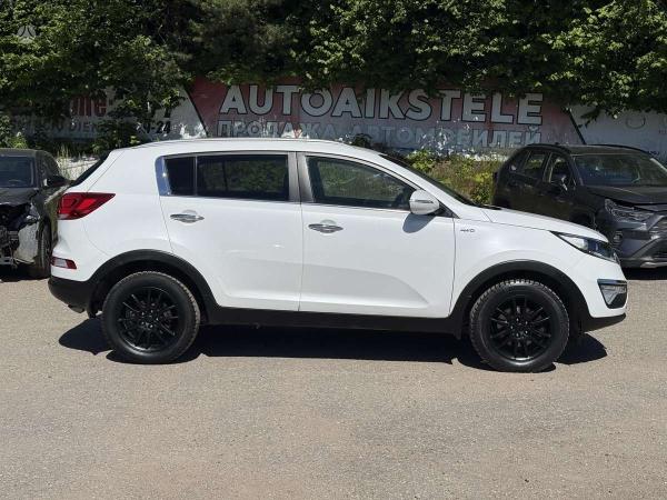 White Kia Sportage 2014 in Siauliai, with an engine capacity of 2.00 L and mileage of 198 thousand km for 8850 €, photo 9 on AUTOMOTO.COM.LV