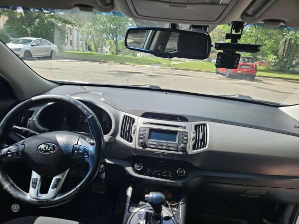 White Kia Sportage 2014 in Vilnius, with an engine capacity of 2.00 L and mileage of 174 thousand km for 8950 €, photo 4 on AUTOMOTO.COM.LV