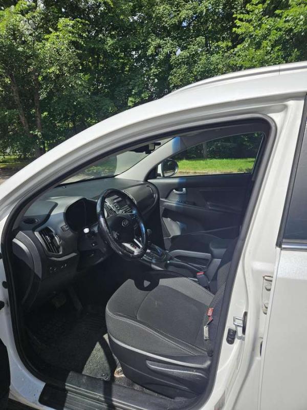 White Kia Sportage 2014 in Vilnius, with an engine capacity of 2.00 L and mileage of 174 thousand km for 8950 €, photo 8 on AUTOMOTO.COM.LV