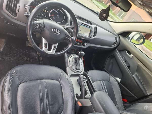 White Kia Sportage 2014 in Lazdijai, with an engine capacity of 2.00 L and mileage of 183 thousand km for 8500 €, photo 6 on AUTOMOTO.COM.LV