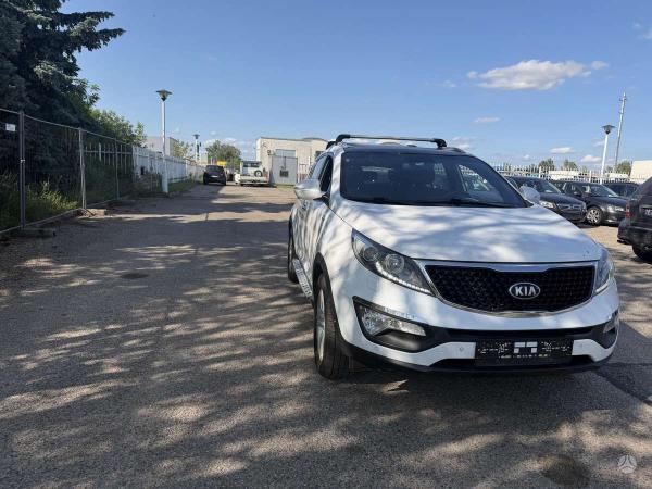 White Kia Sportage 2014 in Marijampole, with an engine capacity of 2.00 L and mileage of 241 thousand km for 5650 €, photo 2 on AUTOMOTO.COM.LV