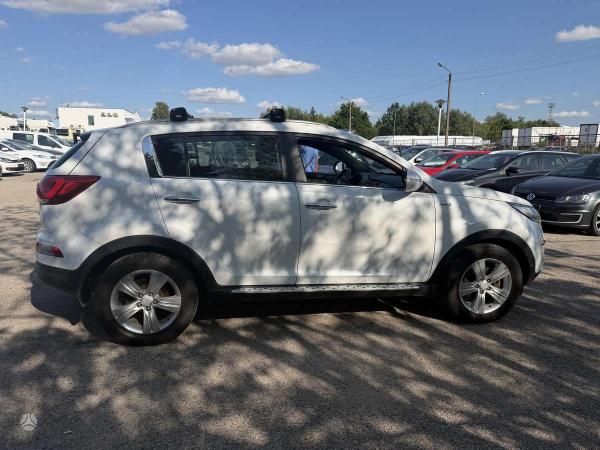 White Kia Sportage 2014 in Marijampole, with an engine capacity of 2.00 L and mileage of 241 thousand km for 5650 €, photo 3 on AUTOMOTO.COM.LV