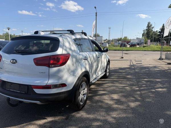 White Kia Sportage 2014 in Marijampole, with an engine capacity of 2.00 L and mileage of 241 thousand km for 5650 €, photo 4 on AUTOMOTO.COM.LV
