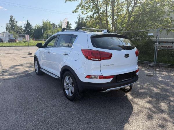 White Kia Sportage 2014 in Marijampole, with an engine capacity of 2.00 L and mileage of 241 thousand km for 5650 €, photo 5 on AUTOMOTO.COM.LV