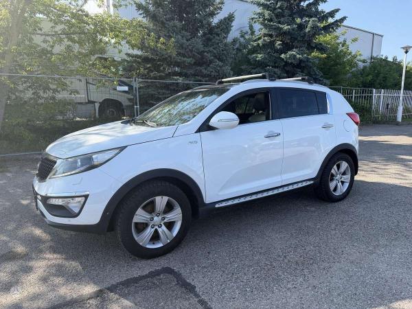 White Kia Sportage 2014 in Marijampole, with an engine capacity of 2.00 L and mileage of 241 thousand km for 5650 €, photo 6 on AUTOMOTO.COM.LV