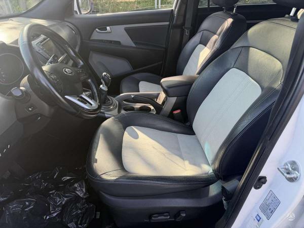 White Kia Sportage 2014 in Marijampole, with an engine capacity of 2.00 L and mileage of 241 thousand km for 5650 €, photo 8 on AUTOMOTO.COM.LV