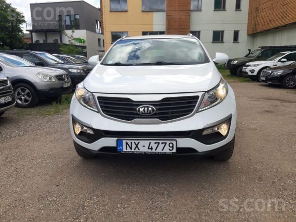 White Kia Sportage 2014 in Daugavpils, with an engine capacity of 1.70 L and mileage of 0 thousand km for 7450 €, photo 2 on AUTOMOTO.COM.LV