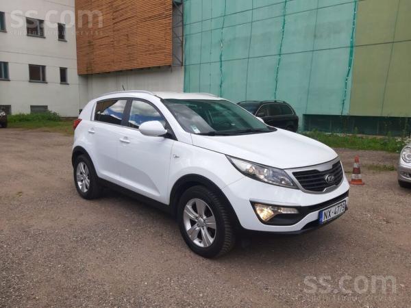 White Kia Sportage 2014 in Daugavpils, with an engine capacity of 1.70 L and mileage of 0 thousand km for 7450 €, photo 4 on AUTOMOTO.COM.LV