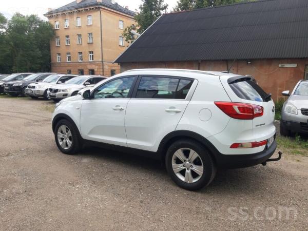 White Kia Sportage 2014 in Daugavpils, with an engine capacity of 1.70 L and mileage of 0 thousand km for 7450 €, photo 8 on AUTOMOTO.COM.LV