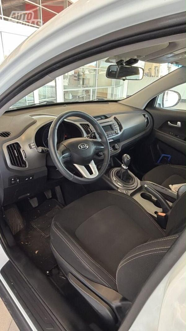 White Kia Sportage 2014 in Utena, with an engine capacity of 1.60 L and mileage of 171 thousand km for 7850 €, photo 5 on AUTOMOTO.COM.LV