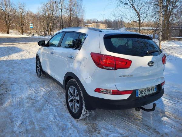 White Kia Sportage 2015 in Kaunas, with an engine capacity of 1.69 L and mileage of 234 thousand km for 6200 €, photo 5 on AUTOMOTO.COM.LV