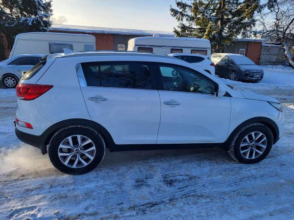 White Kia Sportage 2015 in Kaunas, with an engine capacity of 1.69 L and mileage of 234 thousand km for 6200 €, photo 8 on AUTOMOTO.COM.LV